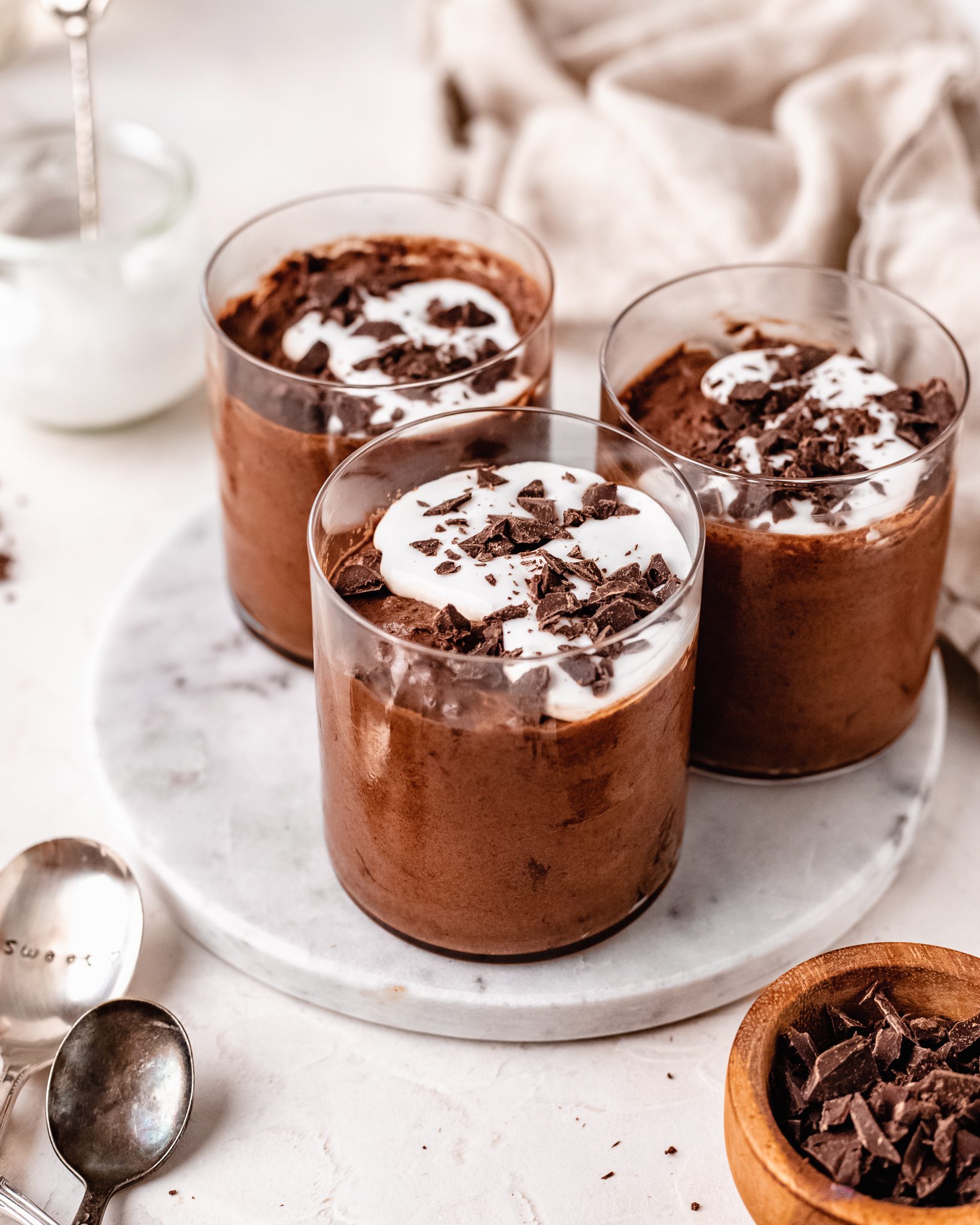 5 Ingredient Easy Vegan Chocolate Mousse (Aquafaba Mousse) | The Banana ...